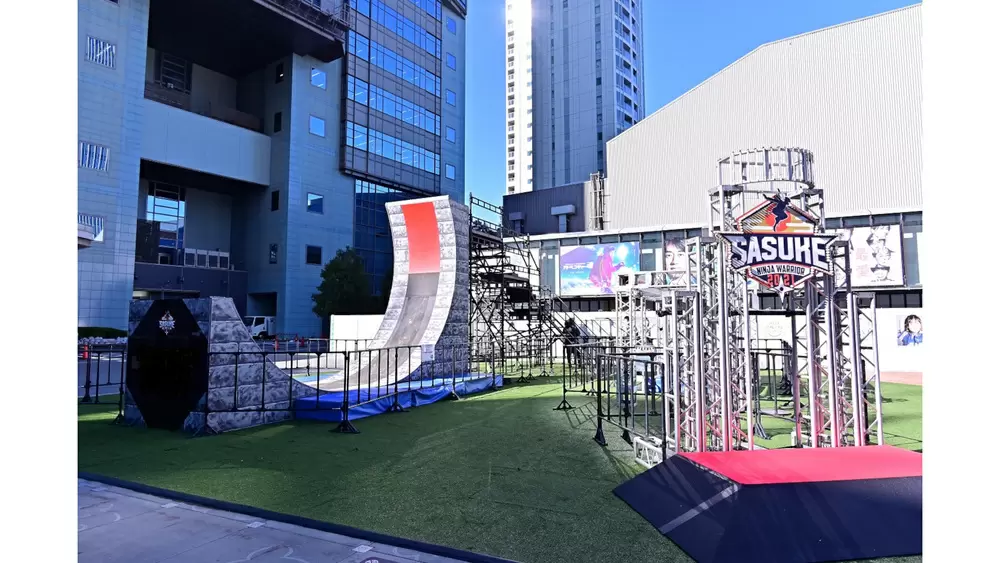 名物エリア「そり立つ壁」と「クリフハンガー」が赤坂サカスに設置『SASUKE2022～NINJA WARRIOR～』第40回大会｜TBSテレビ