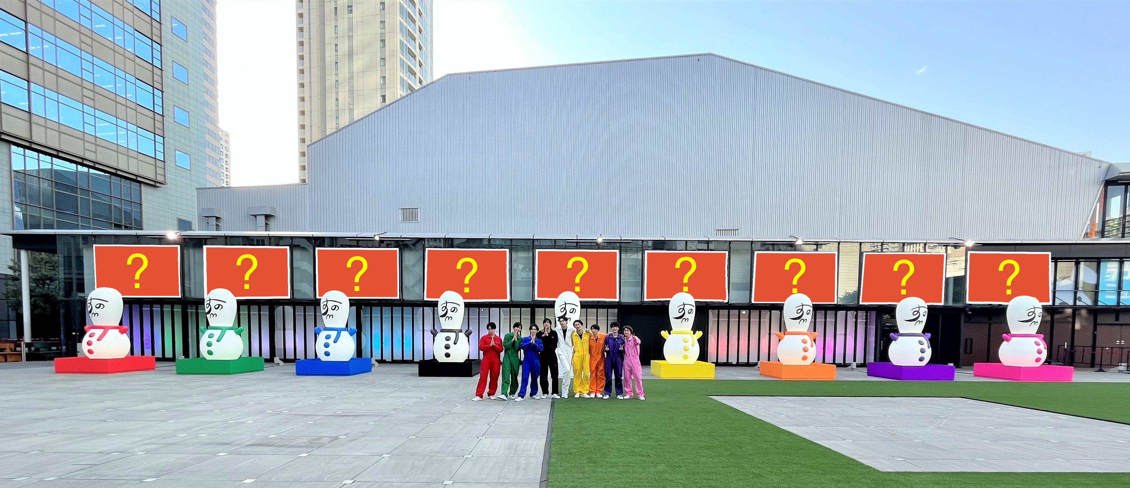 『それスノ』が赤坂サカスをジャック!Snow Manの9面ポスターが登場!季節外れの“雪だるま”=“すのすのだるま”も出現｜TBSテレビ